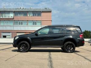 Black Mercedes-Benz GL 320 2007 in Riga, with an engine capacity of 3.00 L and mileage of 345 thousand km for 11980 €, photo 7 on AUTOMOTO.COM.LV