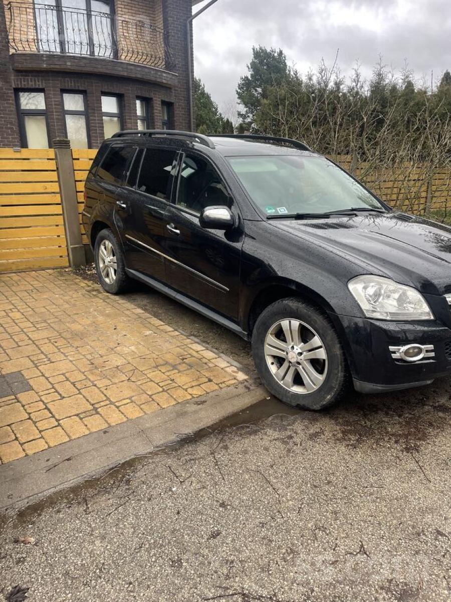 Black Mercedes-Benz GL 320 2009 in Riga, with an engine capacity of 3.00 L and mileage of 282 thousand km for 9050 €, photo 4 on AUTOMOTO.COM.LV
