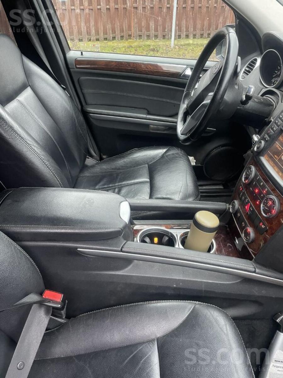 Black Mercedes-Benz GL 320 2009 in Riga, with an engine capacity of 3.00 L and mileage of 282 thousand km for 9050 €, photo 9 on AUTOMOTO.COM.LV