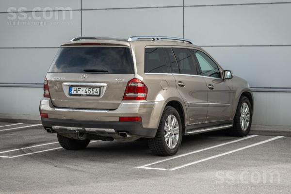 Brown Mercedes-Benz GL 320 2008 in Riga, with an engine capacity of 3.00 L and mileage of 327 thousand km for 5990 €, photo 4 on AUTOMOTO.COM.LV