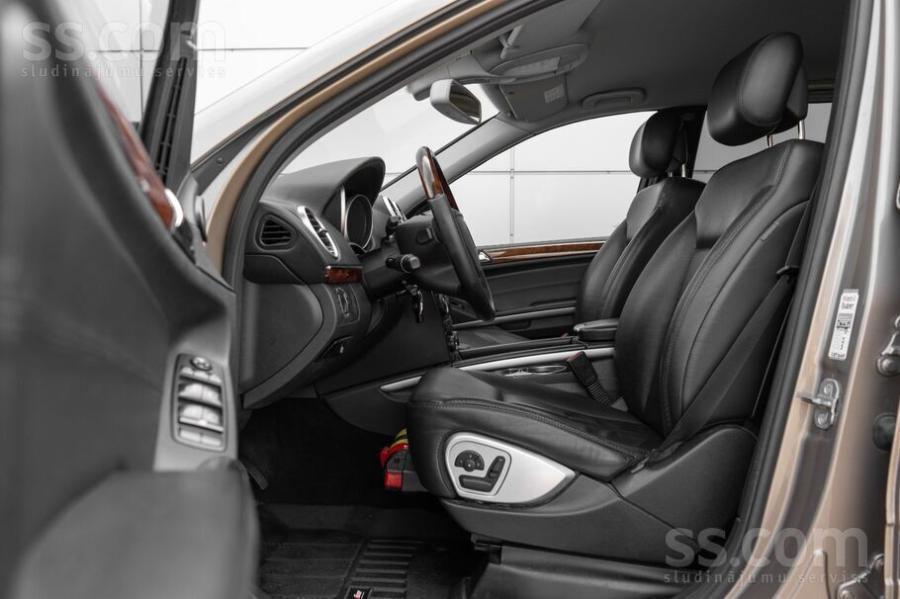 Brown Mercedes-Benz GL 320 2008 in Riga, with an engine capacity of 3.00 L and mileage of 327 thousand km for 5990 €, photo 12 on AUTOMOTO.COM.LV