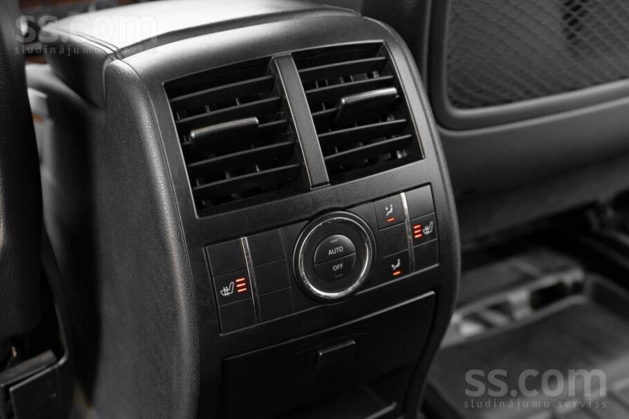 Brown Mercedes-Benz GL 320 2008 in Riga, with an engine capacity of 3.00 L and mileage of 327 thousand km for 5990 €, photo 16 on AUTOMOTO.COM.LV