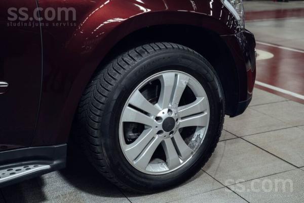 Red Mercedes-Benz GL 320 2009 in Riga, with an engine capacity of 3.00 L and mileage of 241 thousand km for 9000 €, photo 5 on AUTOMOTO.COM.LV