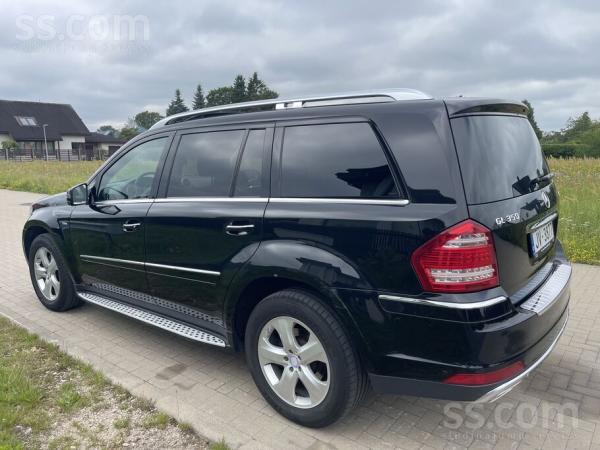 Melns Mercedes-Benz GL 350 2010 Rīga, ar dzinēja tilpumu 3.00 L un nobraukumu 300 tūkst. km par 12000 €, foto 3 vietnē AUTOMOTO.COM.LV