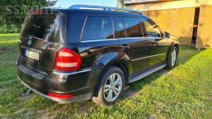 Black Mercedes-Benz GL 350 2011 in Bauska, with an engine capacity of 3.00 L and mileage of 315 thousand km for 13900 €, photo 3 on AUTOMOTO.COM.LV
