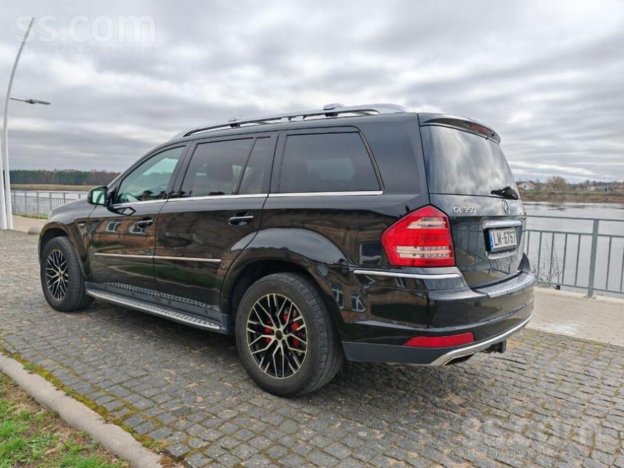 Black Mercedes-Benz GL 350 2012 in Daugavpils, with an engine capacity of 3.00 L and mileage of 317 thousand km for 11900 €, photo 1 on AUTOMOTO.COM.LV