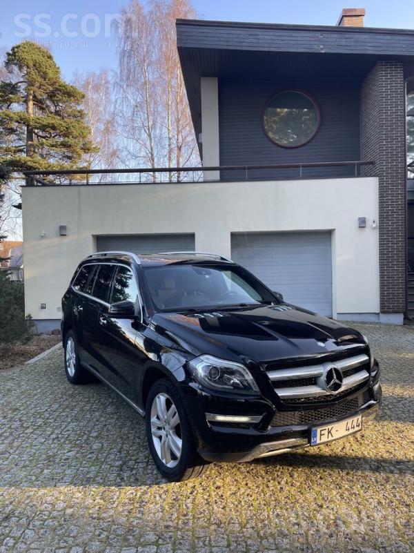Black Mercedes-Benz GL 350 2013 in Riga, with an engine capacity of 3.00 L and mileage of 299 thousand km for 18250 €, photo 2 on AUTOMOTO.COM.LV