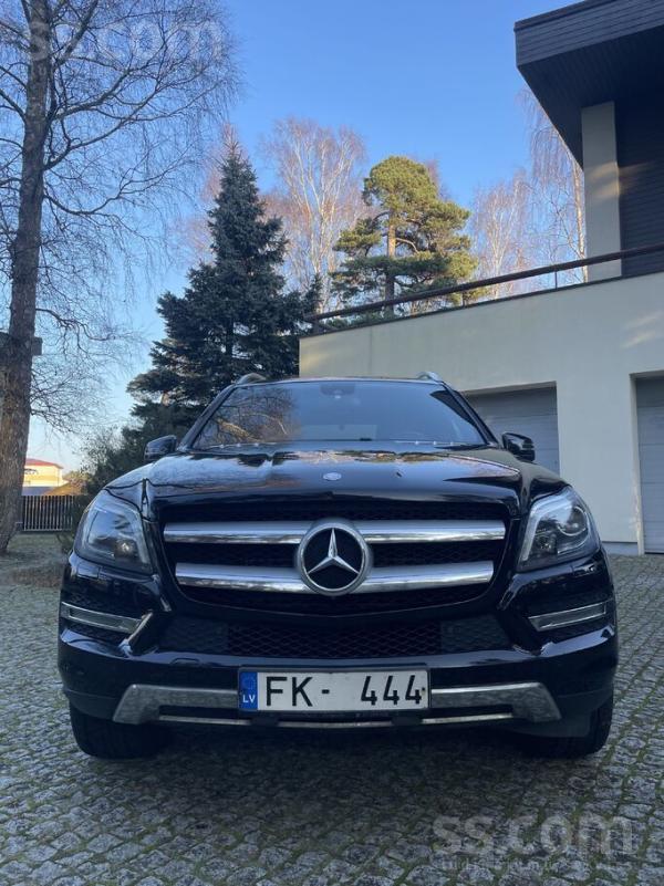 Black Mercedes-Benz GL 350 2013 in Riga, with an engine capacity of 3.00 L and mileage of 299 thousand km for 18250 €, photo 3 on AUTOMOTO.COM.LV