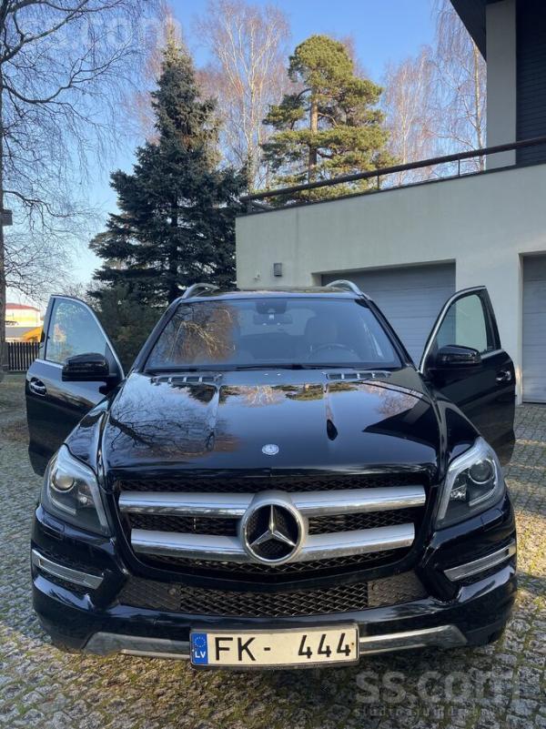 Black Mercedes-Benz GL 350 2013 in Riga, with an engine capacity of 3.00 L and mileage of 299 thousand km for 18250 €, photo 4 on AUTOMOTO.COM.LV