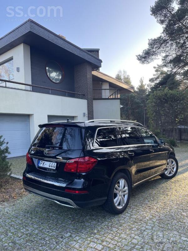Black Mercedes-Benz GL 350 2013 in Riga, with an engine capacity of 3.00 L and mileage of 299 thousand km for 18250 €, photo 7 on AUTOMOTO.COM.LV