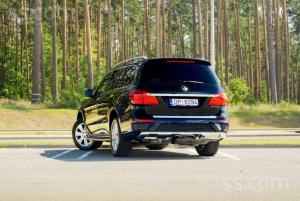 Black Mercedes-Benz GL 350 2013 in Riga, with an engine capacity of 3.00 L and mileage of 269 thousand km for 18990 €, photo 9 on AUTOMOTO.COM.LV