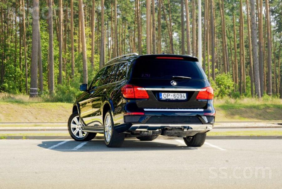Black Mercedes-Benz GL 350 2013 in Riga, with an engine capacity of 3.00 L and mileage of 269 thousand km for 18990 €, photo 9 on AUTOMOTO.COM.LV