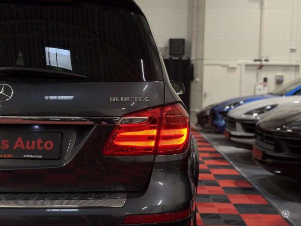 Melns Mercedes-Benz GL 350 2013 Viļņa, ar dzinēja tilpumu 2.99 L un nobraukumu 101 tūkst. km par 22500 €, foto 8 vietnē AUTOMOTO.COM.LV