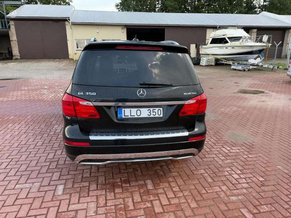 Mercedes-Benz GL 350 2013 in Klaipeda on AUTOMOTO.COM.LV Black Mercedes-Benz GL 350 2013 in Klaipeda, with an engine capacity of 3.00 L and mileage of 241 thousand km for 18500 €, photo 7 on AUTOMOTO.COM.LV