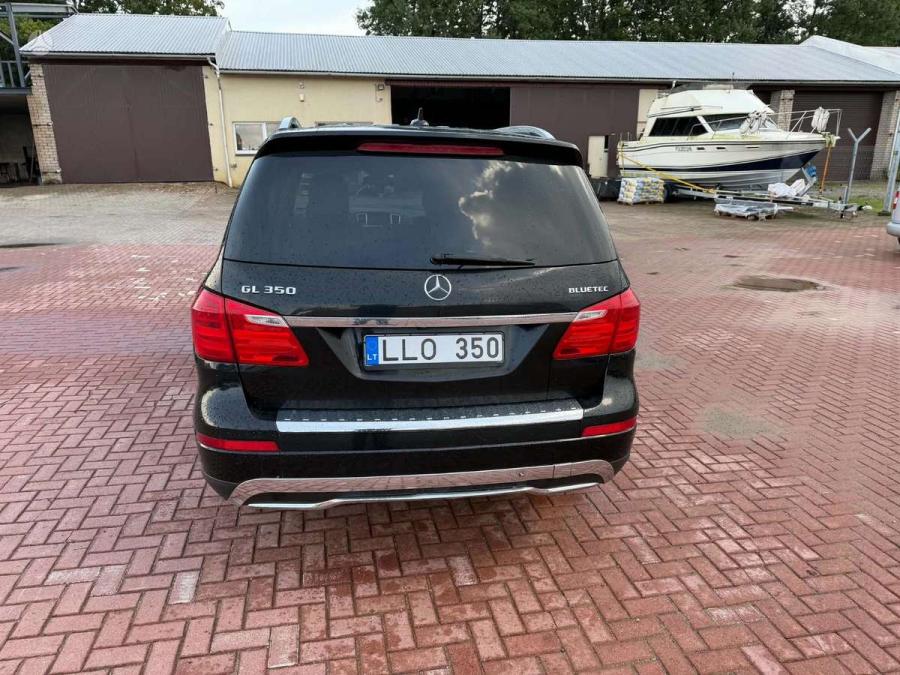Black Mercedes-Benz GL 350 2013 in Klaipeda, with an engine capacity of 3.00 L and mileage of 241 thousand km for 18500 €, photo 7 on AUTOMOTO.COM.LV