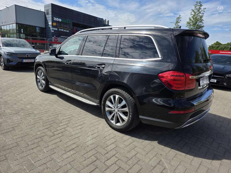 Black Mercedes-Benz GL 350 2014 in Vilnius, with an engine capacity of 2.99 L and mileage of 170 thousand km for 17900 €, photo 6 on AUTOMOTO.COM.LV