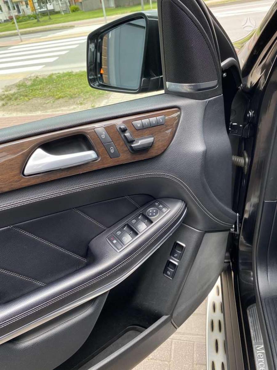 Black Mercedes-Benz GL 350 2014 in Marijampole, with an engine capacity of 2.99 L and mileage of 328 thousand km for 22450 €, photo 24 on AUTOMOTO.COM.LV