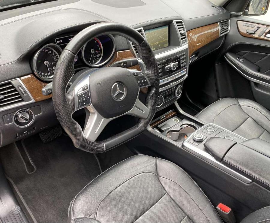 Black Mercedes-Benz GL 350 2014 in Marijampole, with an engine capacity of 2.99 L and mileage of 328 thousand km for 22450 €, photo 27 on AUTOMOTO.COM.LV