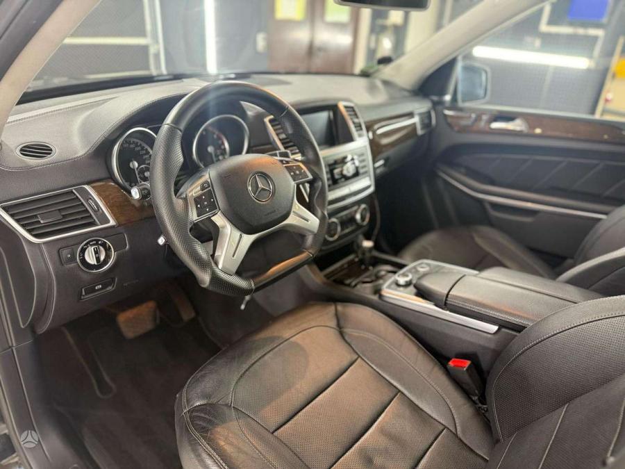 Black Mercedes-Benz GL 350 2014 in Marijampole, with an engine capacity of 2.99 L and mileage of 328 thousand km for 22450 €, photo 59 on AUTOMOTO.COM.LV