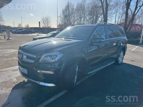 Black Mercedes-Benz GL 350 2016 in Riga, with an engine capacity of 3.00 L and mileage of 218 thousand km for 21175 €, photo 4 on AUTOMOTO.COM.LV