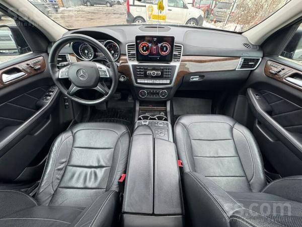 Black Mercedes-Benz GL 350 2016 in Riga, with an engine capacity of 3.00 L and mileage of 218 thousand km for 21175 €, photo 6 on AUTOMOTO.COM.LV