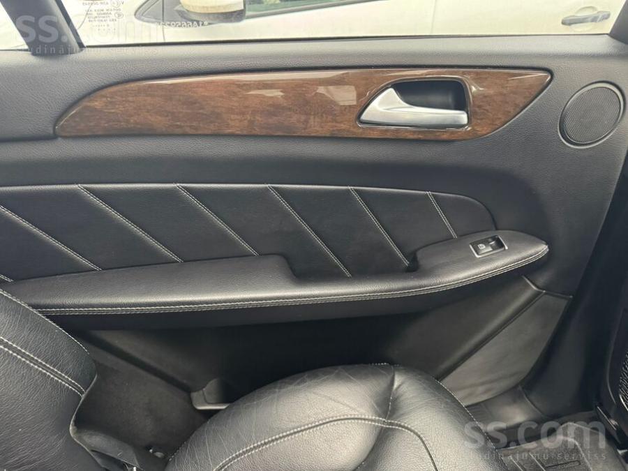 Melns Mercedes-Benz GL 350 2016 Rīga, ar dzinēja tilpumu 3.00 L un nobraukumu 218 tūkst. km par 21175 €, foto 16 vietnē AUTOMOTO.COM.LV