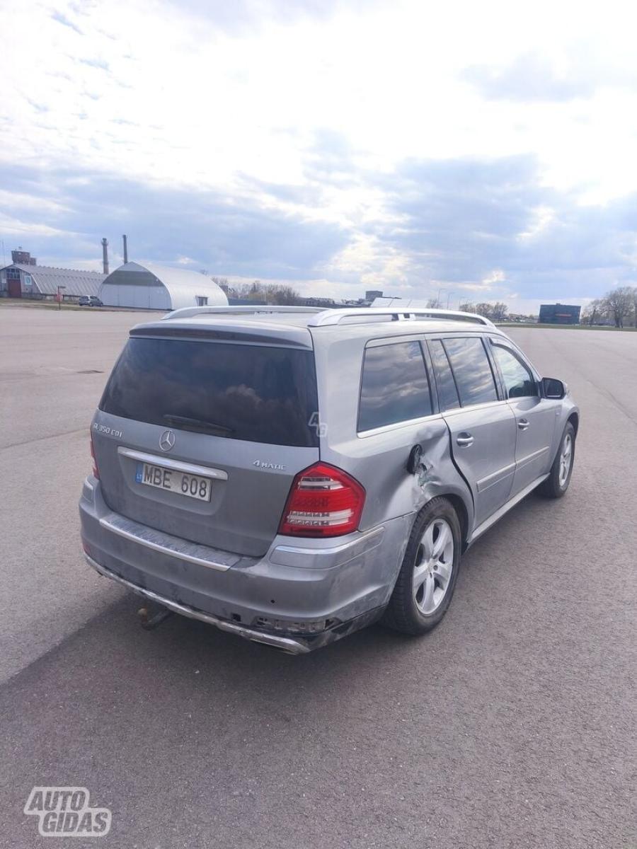 Pelēks Mercedes-Benz GL 350 2010 Kauņa, ar dzinēja tilpumu 3.00 L un nobraukumu 284 tūkst. km par 4800 €, foto 5 vietnē AUTOMOTO.COM.LV