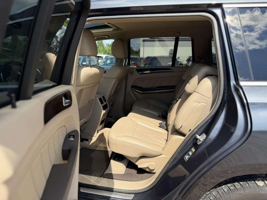 Pelēks Mercedes-Benz GL 350 2013 Šauļi, ar dzinēja tilpumu 2.99 L un nobraukumu 304 tūkst. km par 15800 €, foto 13 vietnē AUTOMOTO.COM.LV
