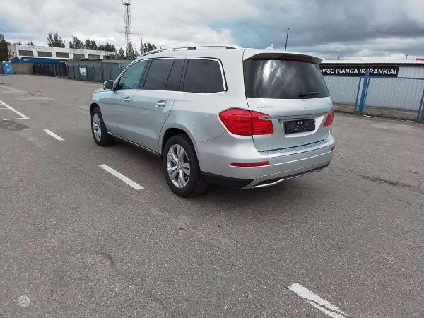 Pelēks Mercedes-Benz GL 350 2014 Panevēža, ar dzinēja tilpumu 3.00 L un nobraukumu 198 tūkst. km par 18500 €, foto 4 vietnē AUTOMOTO.COM.LV