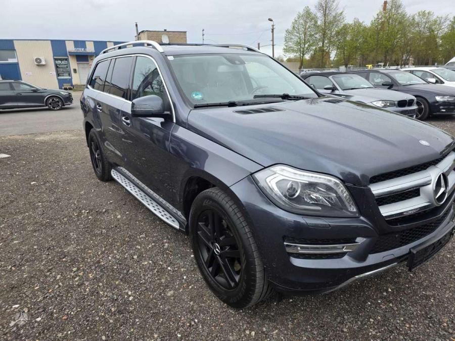 Grey Mercedes-Benz GL 350 2014 in Siauliai, with an engine capacity of 2.99 L and mileage of 295 thousand km for 19200 €, photo 3 on AUTOMOTO.COM.LV