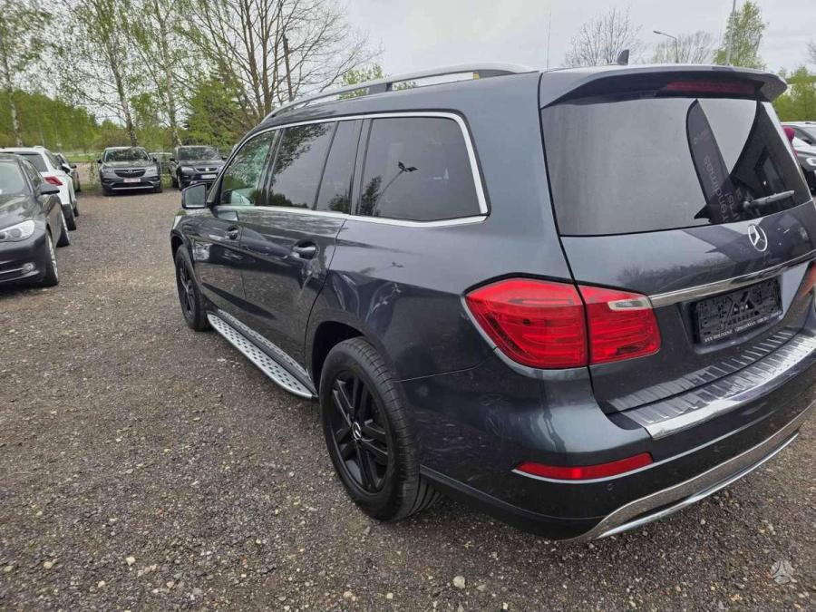 Grey Mercedes-Benz GL 350 2014 in Siauliai, with an engine capacity of 2.99 L and mileage of 295 thousand km for 19200 €, photo 5 on AUTOMOTO.COM.LV