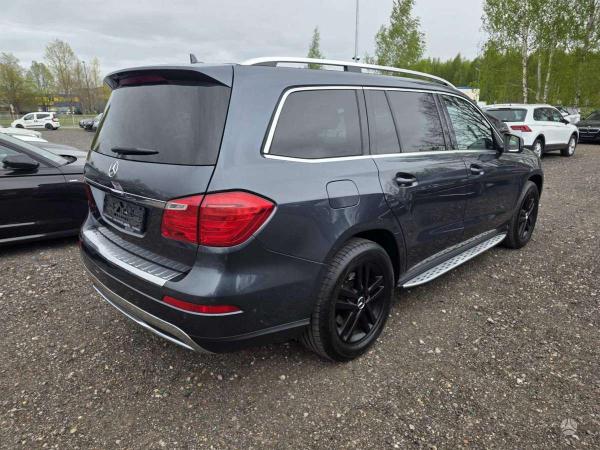 Grey Mercedes-Benz GL 350 2014 in Siauliai, with an engine capacity of 2.99 L and mileage of 295 thousand km for 19200 €, photo 6 on AUTOMOTO.COM.LV
