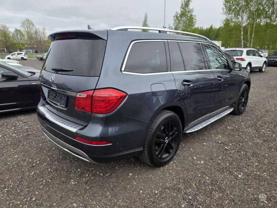 Grey Mercedes-Benz GL 350 2014 in Siauliai, with an engine capacity of 2.99 L and mileage of 295 thousand km for 19200 €, photo 6 on AUTOMOTO.COM.LV