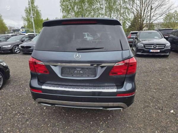 Grey Mercedes-Benz GL 350 2014 in Siauliai, with an engine capacity of 2.99 L and mileage of 295 thousand km for 19200 €, photo 9 on AUTOMOTO.COM.LV