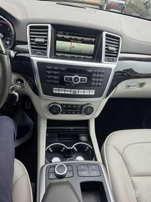 Grey Mercedes-Benz GL 350 2014 in Siauliai, with an engine capacity of 2.99 L and mileage of 295 thousand km for 19200 €, photo 13 on AUTOMOTO.COM.LV