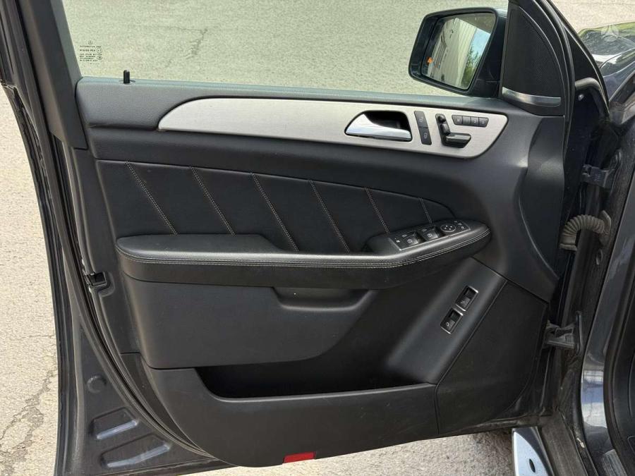 Pelēks Mercedes-Benz GL 350 2015 Tauragė, ar dzinēja tilpumu 3.00 L un nobraukumu 339 tūkst. km par 13500 €, foto 23 vietnē AUTOMOTO.COM.LV