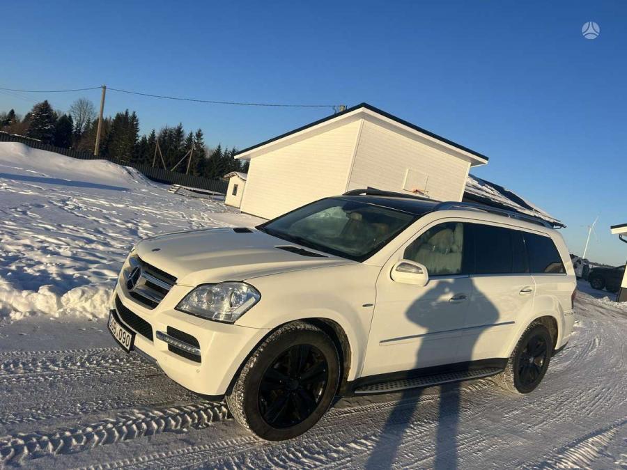 White Mercedes-Benz GL 350 2010 in Telschi, with an engine capacity of 2.99 L and mileage of 323 thousand km for 10500 €, photo 2 on AUTOMOTO.COM.LV