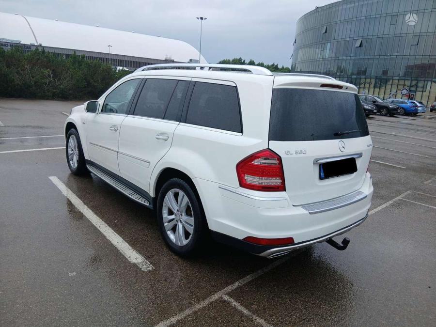 White Mercedes-Benz GL 350 2010 in Siauliai, with an engine capacity of 2.99 L and mileage of 270 thousand km for 8800 €, photo 5 on AUTOMOTO.COM.LV