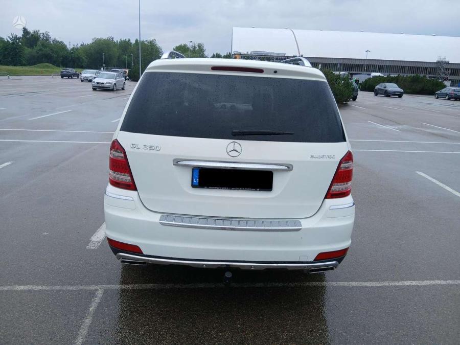 White Mercedes-Benz GL 350 2010 in Siauliai, with an engine capacity of 2.99 L and mileage of 270 thousand km for 8800 €, photo 6 on AUTOMOTO.COM.LV