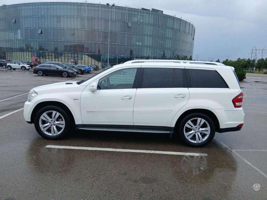 White Mercedes-Benz GL 350 2010 in Siauliai, with an engine capacity of 2.99 L and mileage of 270 thousand km for 8800 €, photo 8 on AUTOMOTO.COM.LV