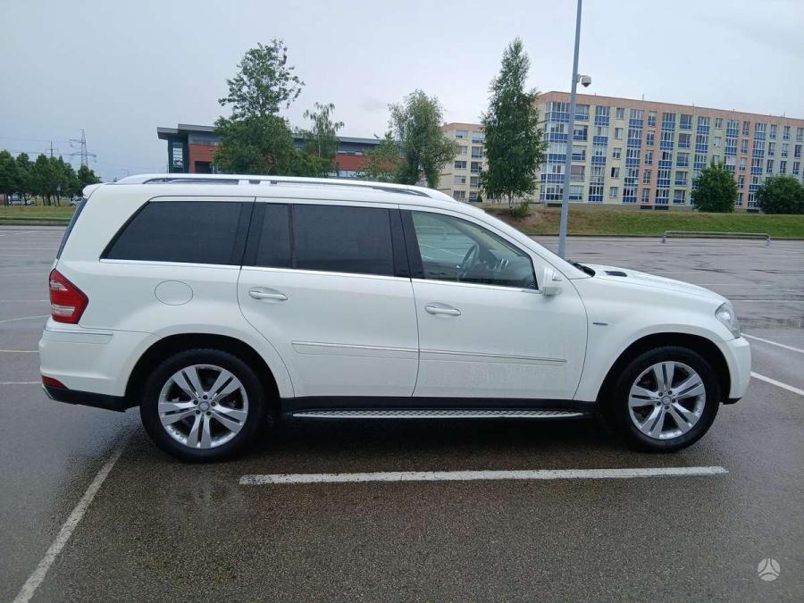 White Mercedes-Benz GL 350 2010 in Siauliai, with an engine capacity of 2.99 L and mileage of 270 thousand km for 8800 €, photo 9 on AUTOMOTO.COM.LV