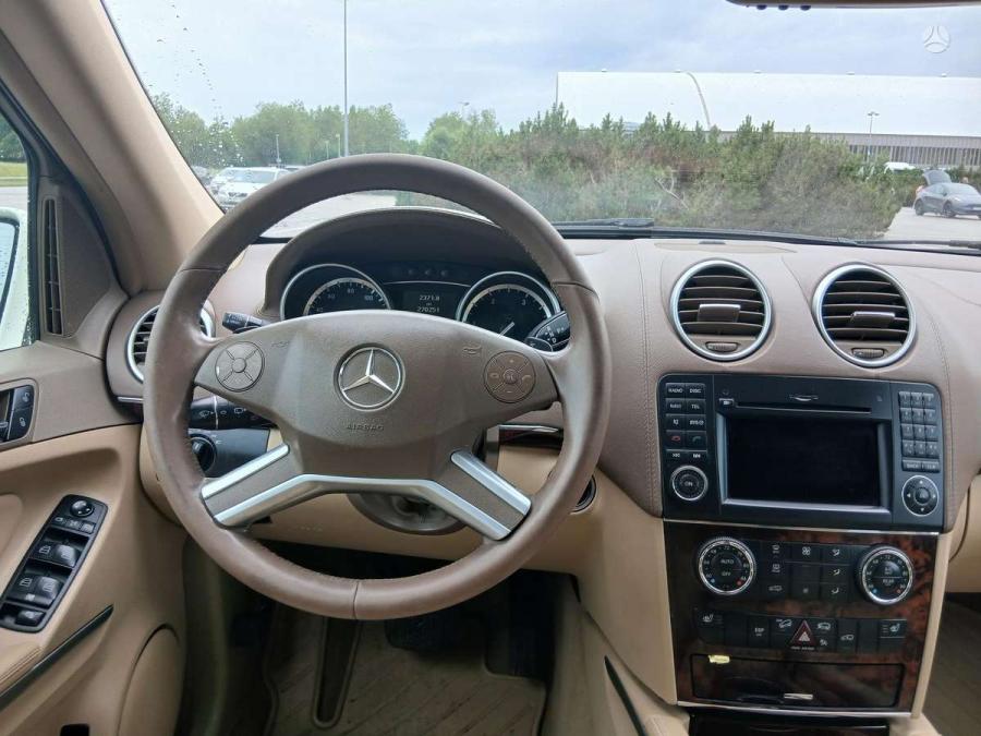 White Mercedes-Benz GL 350 2010 in Siauliai, with an engine capacity of 2.99 L and mileage of 270 thousand km for 8800 €, photo 11 on AUTOMOTO.COM.LV