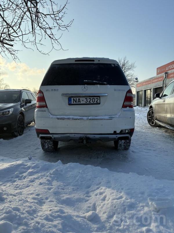 Balts Mercedes-Benz GL 350 2012 Rīga, ar dzinēja tilpumu 3.00 L un nobraukumu 311 tūkst. km par 10100 €, foto 7 vietnē AUTOMOTO.COM.LV