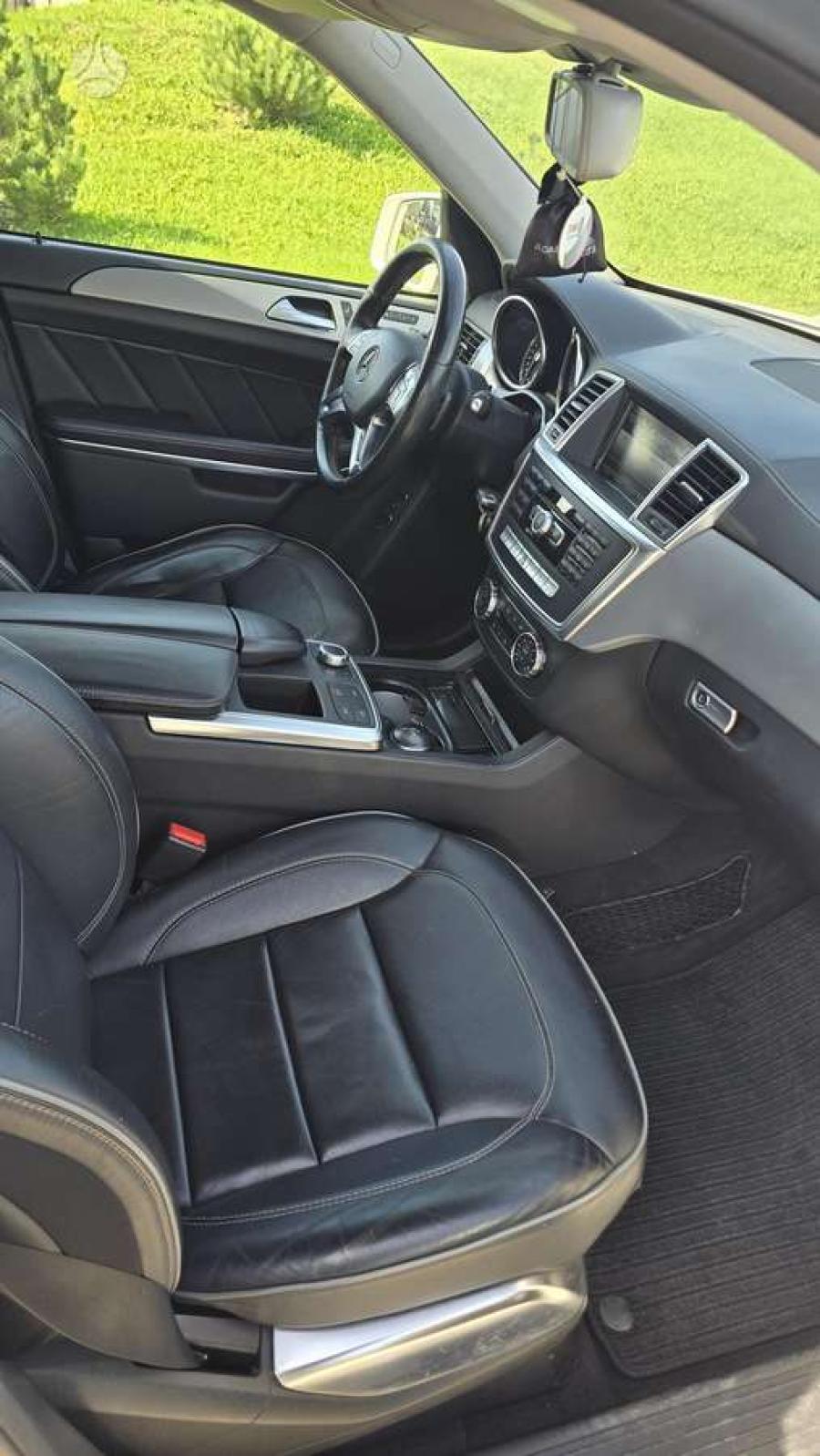 Balts Mercedes-Benz GL 350 2013 Panevēža, ar dzinēja tilpumu 2.99 L un nobraukumu 273 tūkst. km par 15500 €, foto 17 vietnē AUTOMOTO.COM.LV