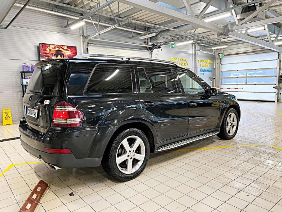 Black Mercedes-Benz gl-420 2008 in Vilnius, with an engine capacity of 4.00 L and mileage of 323 thousand km for 5900 €, photo 3 on AUTOMOTO.COM.LV
