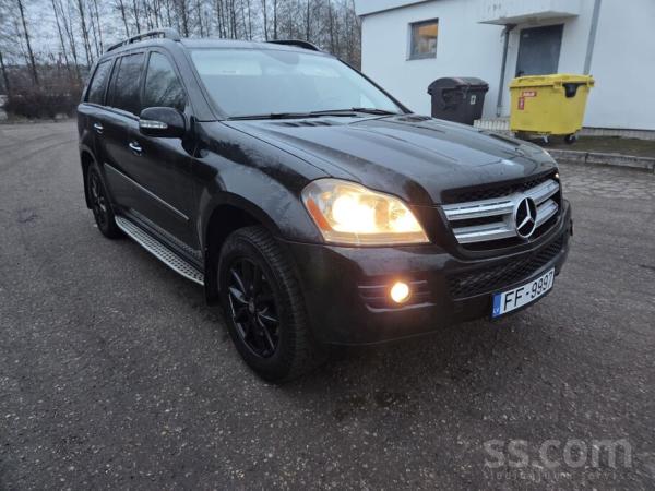Black Mercedes-Benz GL 450 2007 in Daugavpils, with an engine capacity of 4.70 L and mileage of 0 thousand km for 6999 €, photo 1 on AUTOMOTO.COM.LV