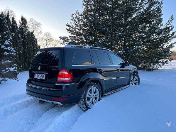 Melns Mercedes-Benz GL 450 2010 Kazlų Rūda, ar dzinēja tilpumu 4.70 L un nobraukumu 159 tūkst. km par 11999 €, foto 1 vietnē AUTOMOTO.COM.LV