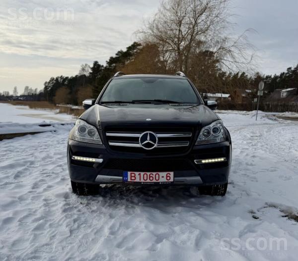 Black Mercedes-Benz GL 450 2010 in Jurmala, with an engine capacity of 4.00 L and mileage of 348 thousand km for 12900 €, photo 8 on AUTOMOTO.COM.LV