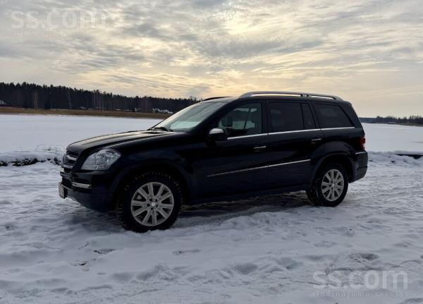 Black Mercedes-Benz GL 450 2010 in Jurmala, with an engine capacity of 4.00 L and mileage of 348 thousand km for 12900 €, photo 10 on AUTOMOTO.COM.LV