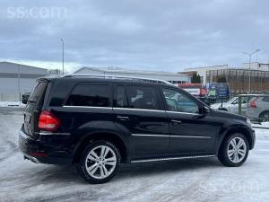 Black Mercedes-Benz GL 450 2011 in Riga, with an engine capacity of 4.70 L and mileage of 295 thousand km for 8700 €, photo 3 on AUTOMOTO.COM.LV